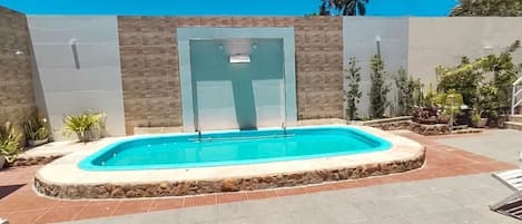 Piscina exterior, espreguiçadeiras