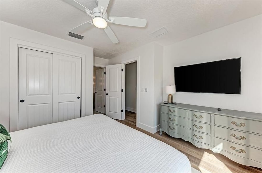 Island In The Sun, Luxury Beach House With Private Pool, Walk To Pine Ave - Holmes Beach, FL