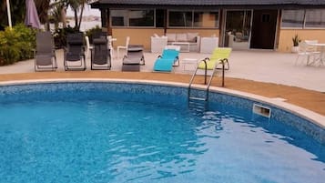 Piscina exterior, espreguiçadeiras