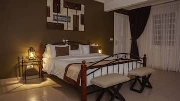 Secretária, cortinas/cortinados opacos, Wi-fi grátis