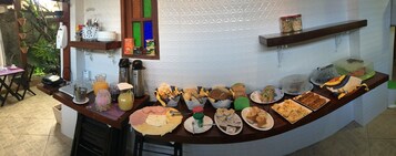 Um buffet de café da manhã com diversos alimentos e acompanhamentos.