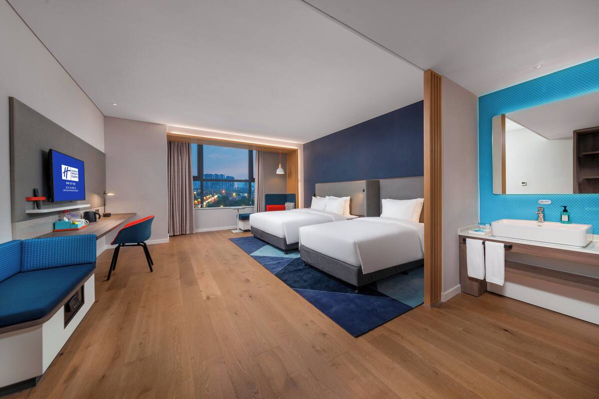 Quarto, várias camas (Standard Air) | Roupa de alta qualidade, edredões de penas, cofre no quarto, secretária 