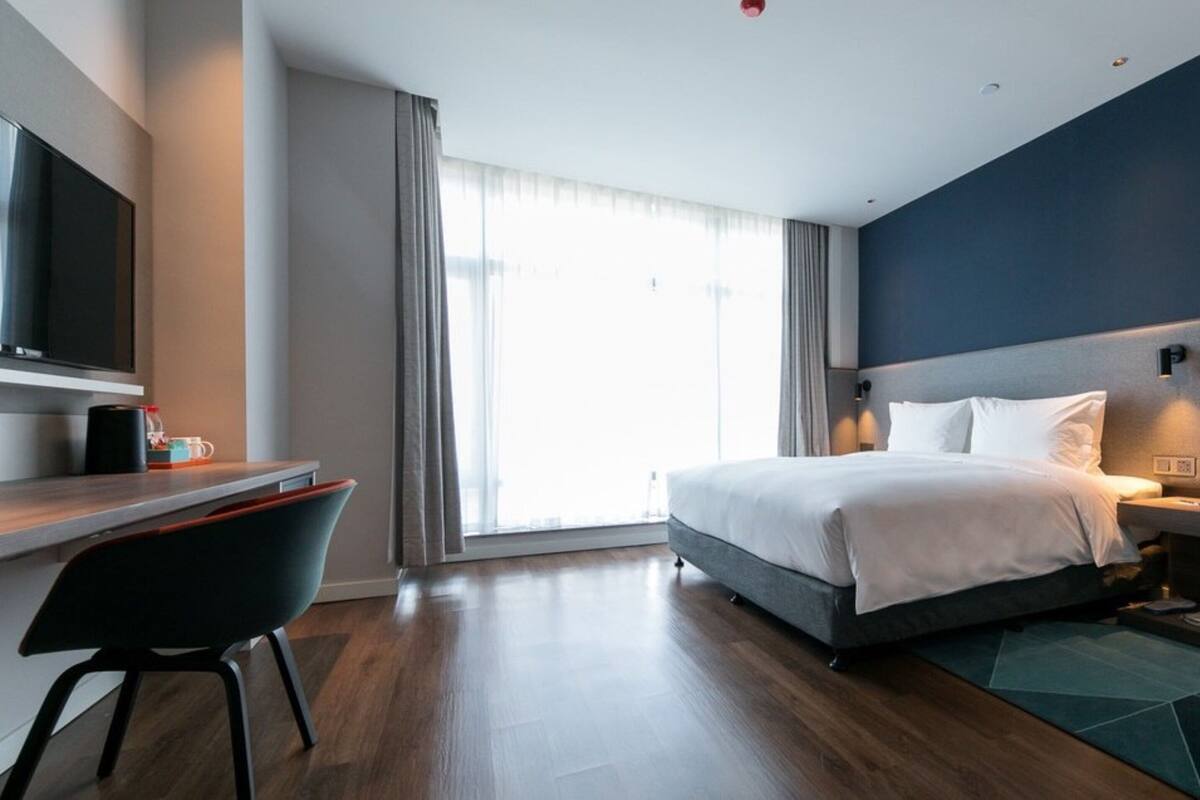 Edredões de penas, camas de colchão viscoelástico, cofre no quarto