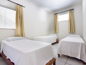 Quarto Familiar, várias camas | Minibar, Wi-fi grátis, roupa de cama fornecida 