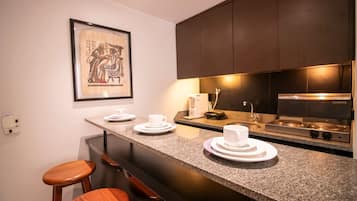 Apartamento Básico (BP 709 1dorm M VCF.5CTF.H - 536881) | Cozinha privada | Um frigorífico, um micro-ondas, uma chaleira elétrica