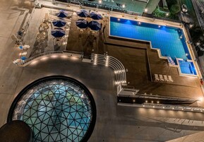 Piscina exterior, espreguiçadeiras 