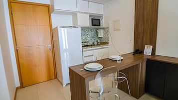 Apartamento | Cozinha privada | Um frigorífico, um micro-ondas, uma cafeteira/bule