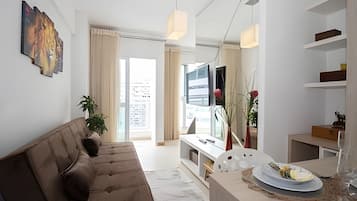 Apartamento | Sala de estar | TV de ecrã plano
