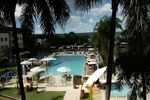 Piscina externa, espreguiçadeiras