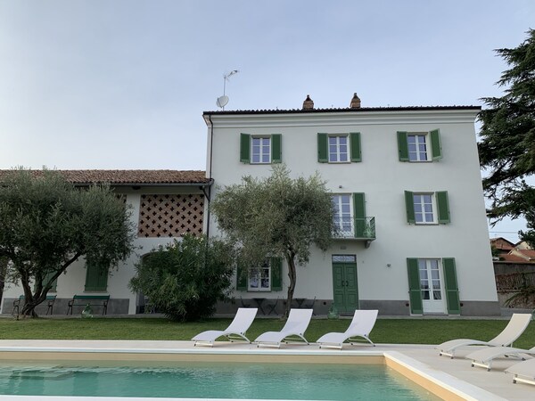 Camera Matrimoniale Con Vista Piscina E Vigneto - Piedmont