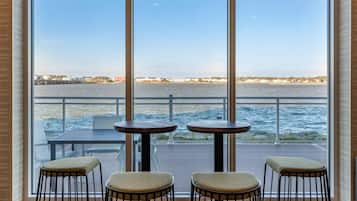 Café da manhã feito na hora todos os dias mediante uma taxa