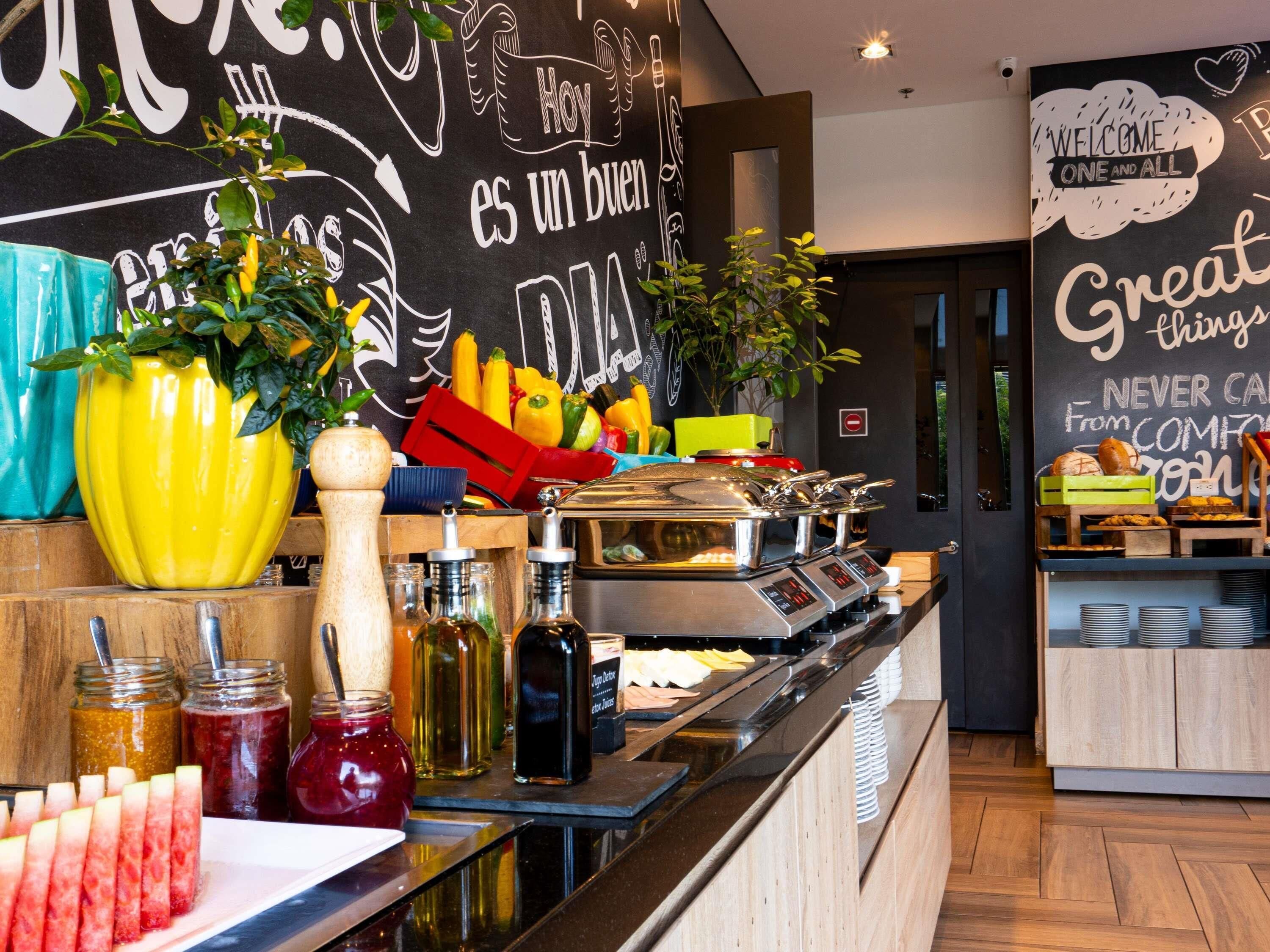 Café da manhã com buffet diário (COP 42000 por pessoa) 