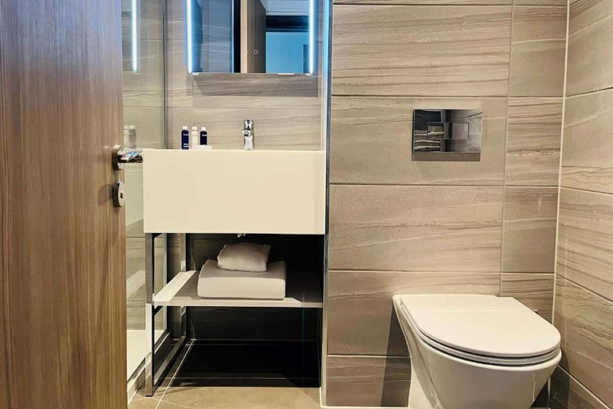 Quarto Clássico, 2 camas individuais | Casa de banho | Um polibã, artigos de higiene ecológicos, um secador de cabelo
