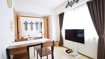 Cortinas/cortinados opacos, Wi-fi grátis, roupa de cama fornecida