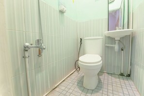 Quarto Duplo Deluxe | Casa de banho | Um polibã, toalhas fornecidas 