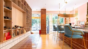 Uma área de bar moderna com estantes de madeira e banquetas.