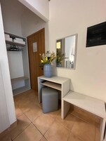 Quarto Familiar | Roupa hipoalergénica, edredões de penas, cofre no quarto 