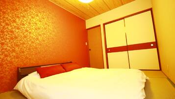 Quarto com cama, teto de madeira e guarda-roupa.
