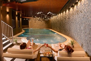 Piscina interna, funciona das 8h às 22h, espreguiçadeiras