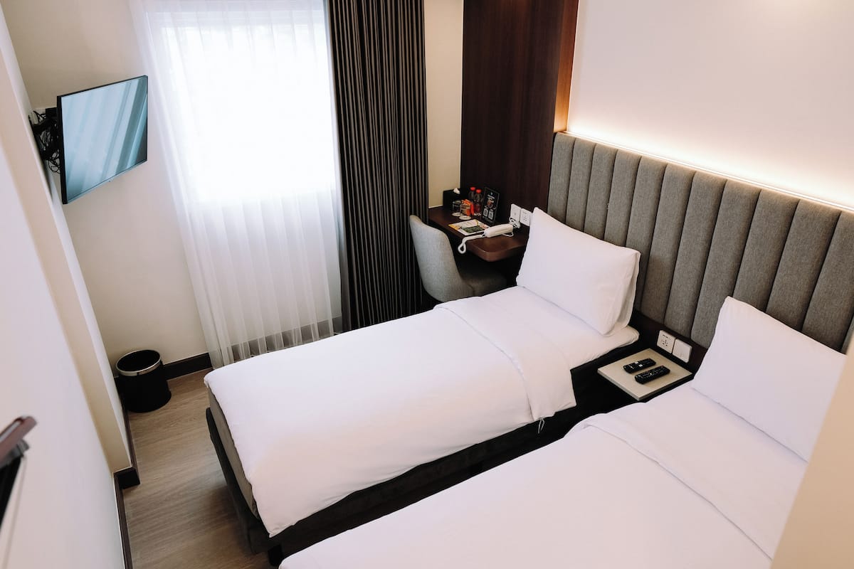New Standard Room Twin | Roupas de cama premium, escrivaninha, espaço de trabalho para notebook