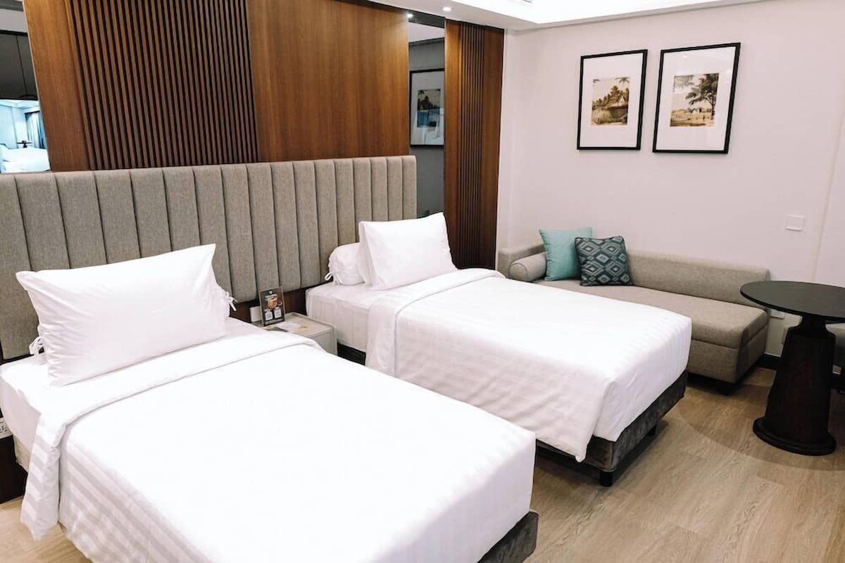 Roupas de cama premium, escrivaninha, espaço de trabalho para notebook