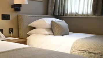 Quarto Twin, casa de banho privativa | Com decoração personalizada, com mobília individualizada, secretária