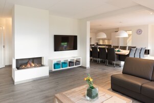 Villa (Wilgenhaege Wellness 14 personen) | Sala de estar | Televisor, leitor de DVD 