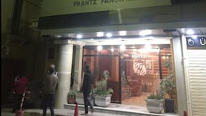 Placa de restaurante de hotel com texto em árabe e o nome 'FRANTZ PANON' em inglês.