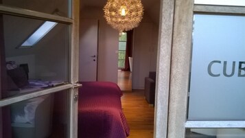 Quarto casal luxo, banheira | Roupas de cama premium, edredons de pluma, individualmente decorados