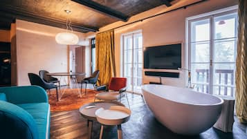 Apartamento Deluxe, varanda | Sala | Televisor de ecrã plano de 127 cm com canais via satélite, televisor