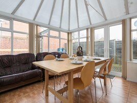 Casa Empresarial | Sala de estar | Televisor LCD de 43 polegadas com canais digitais, leitor de DVD 