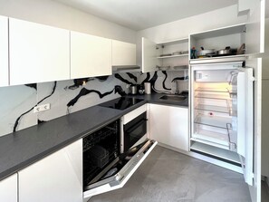 Apartamento Superior, várias camas | Cozinha privada | Um frigorífico/congelador grande, um micro-ondas, um forno 