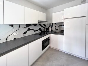 3-Zimmer Supreme Apartment mit 2 Schlafzimmern, 1 Wohnzimmer und Terrasse oder Galerie | Cozinha privada | Geladeira grande, micro-ondas, fogão, máquina de café expresso