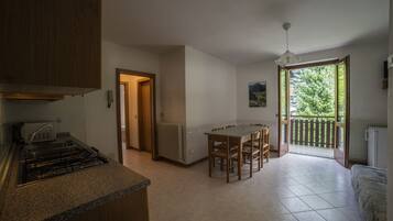 Apartamento Básico, 2 quartos, varanda, vista para a montanha | Sala | Televisor