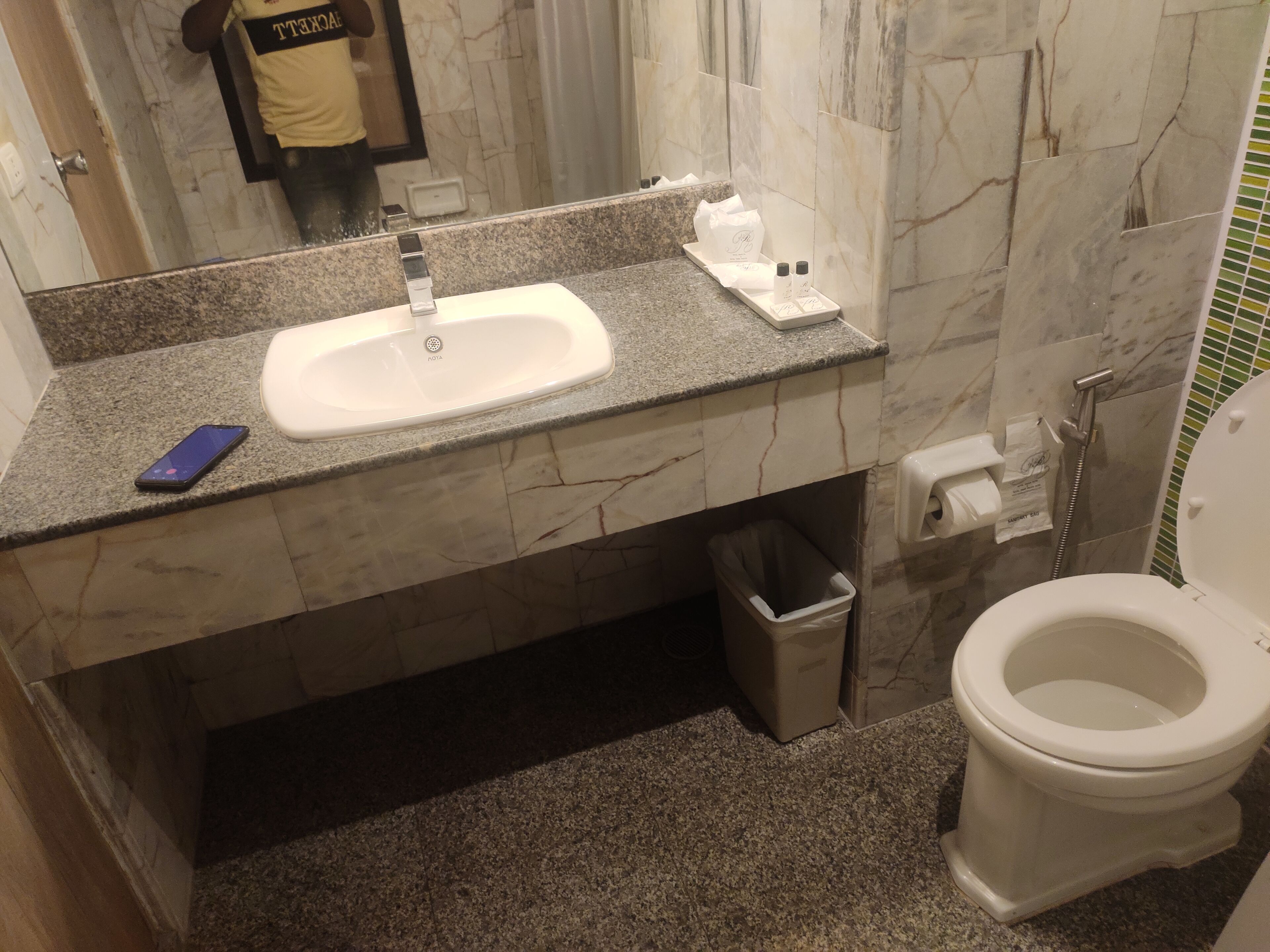 Quarto Duplo ou Twin Deluxe | Casa de banho | Um polibã, artigos de higiene pessoal grátis, roupões, chinelos 