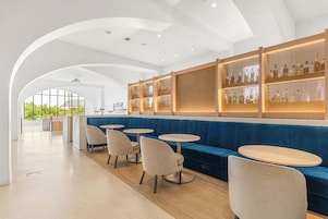 2 bares/lounges, este bar no lobby do hotel