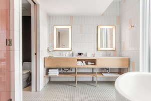 Suite, 1 cama king-size e sofá-cama, varanda | Casa de banho | Artigos de higiene pessoal grátis, um secador de cabelo