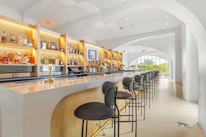 2 bares/lounges, saguão/lounge