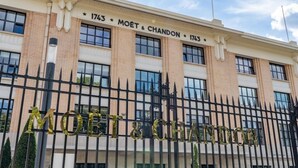 Um edifício com o nome "Moet & Chandon" e o número "1743" na fachada.