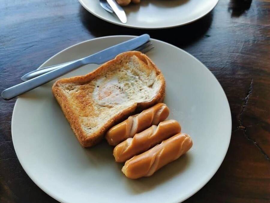 Um prato com torradas e uma faca sobre uma mesa.