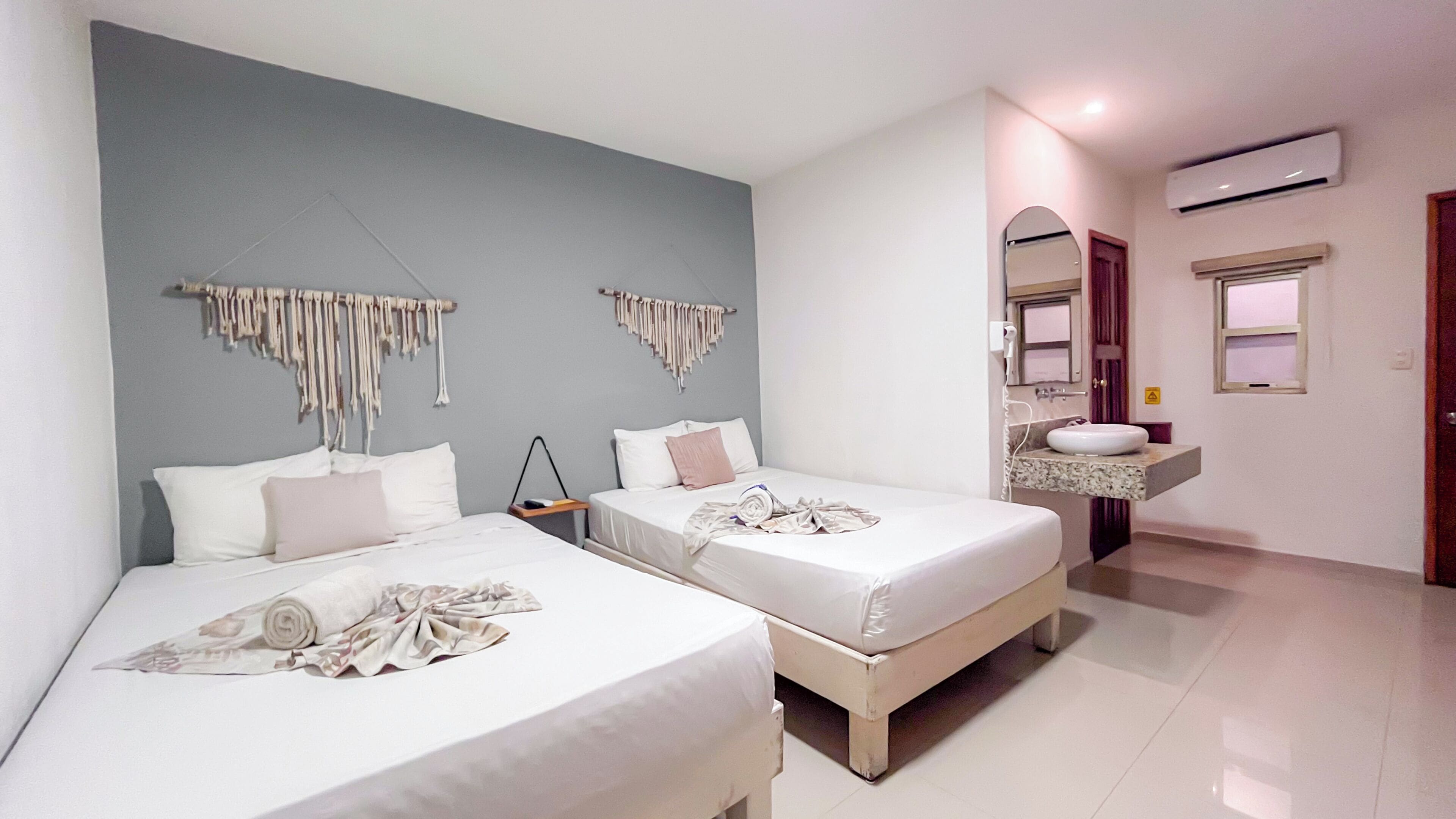 Quarto Clássico com Cama de Casal, 2 camas de casal | Minibar, cofre com capacidade para portátil, ferro/tábua de engomar 