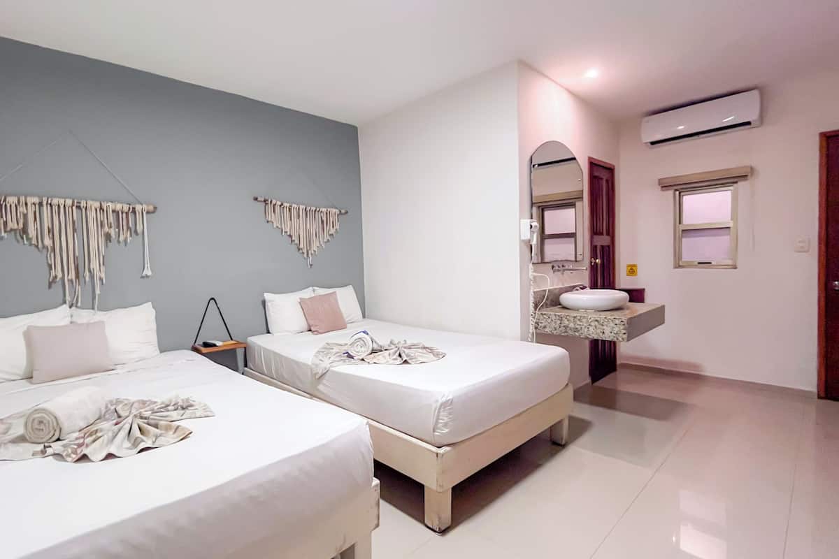 Quarto Clássico com Cama de Casal, 2 camas de casal | Minibar, cofre com capacidade para portátil, ferro/tábua de engomar