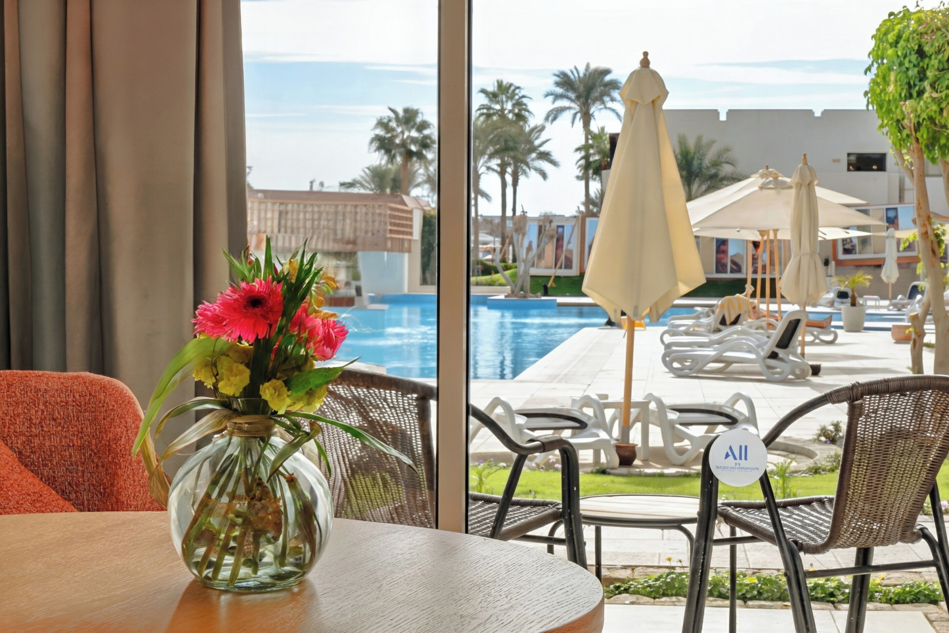 Frigobar, cofres nos quartos, ferros/tábuas de passar roupa