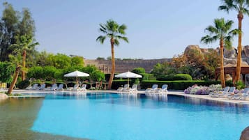 2 piscinas exteriores, espreguiçadeiras