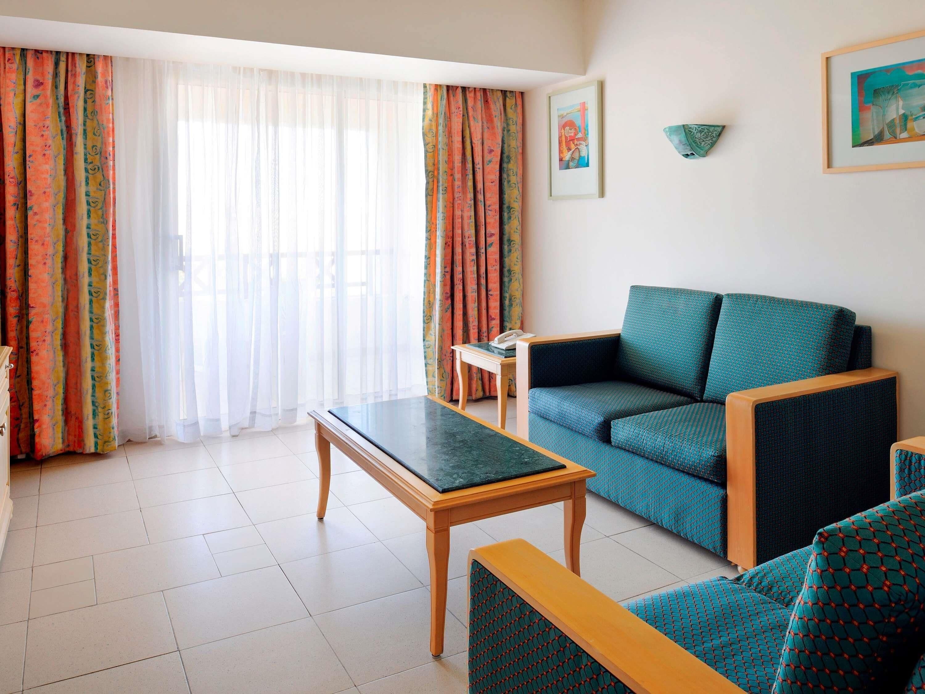 Suíte superior, 1 cama King, vista para o mar | Frigobar, cofres nos quartos, ferros/tábuas de passar roupa
