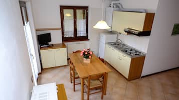 Apartamento, 2 quartos, vista para a montanha (4/6 people) | Kitchenette privada | Um micro-ondas, uma placa de cozinha, uma cadeira de bebé