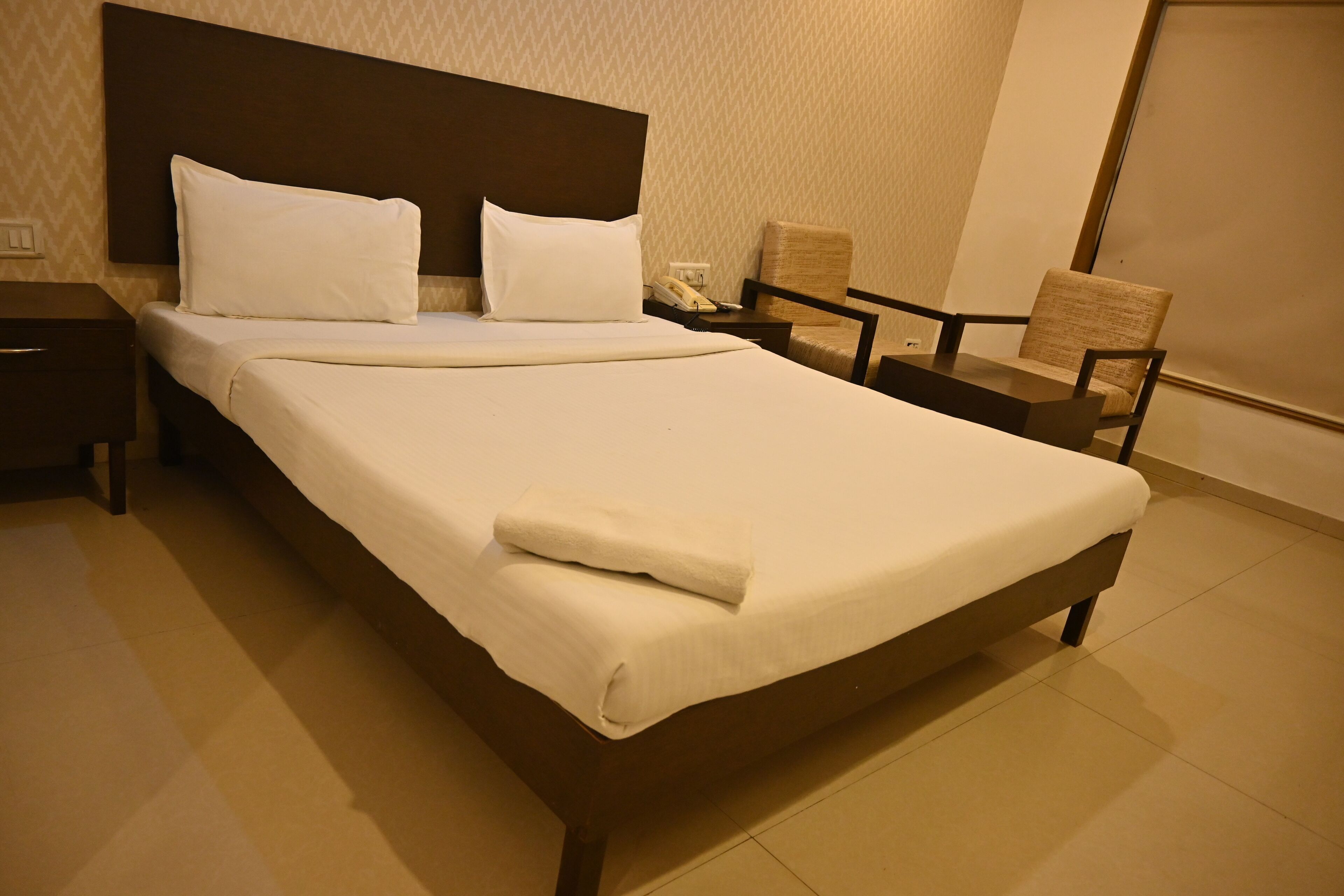 1 quarto, roupa de alta qualidade, cofre com capacidade para portátil 