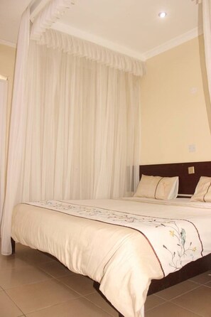 Secretária, ferro/tábua de engomar, Wi-fi grátis 