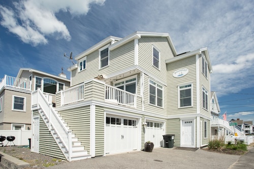 Fantastic Beach House! 4 Bedroom House Just Across The Ocean! - Wells, ME