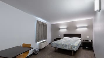 Quarto standard, 1 cama Queen, para não fumantes, geladeira e micro-ondas | Escrivaninha, Wi-Fi de cortesia, roupa de cama